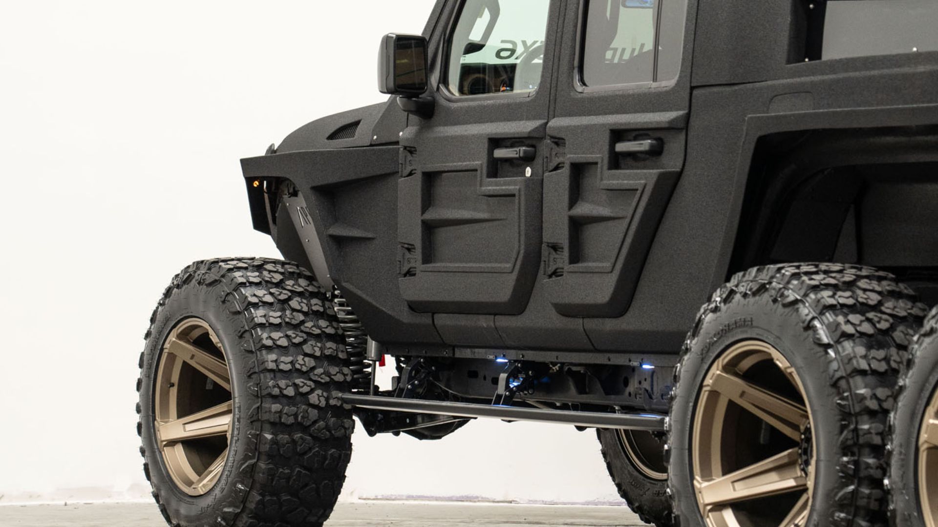 The Apocalypse Hellfire: A Six-Wheel, 800-HP Family Car - Modern Car ...