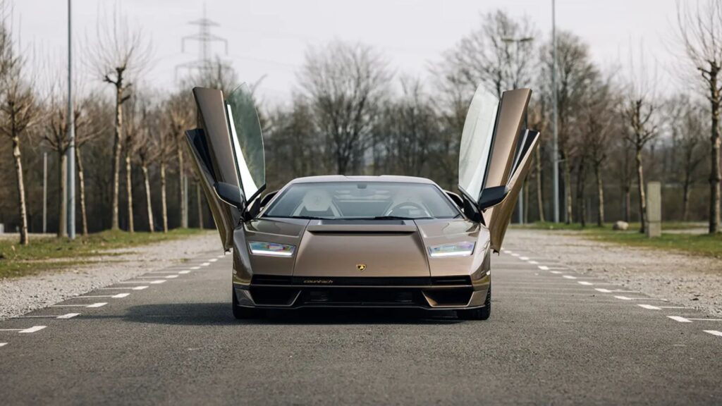 2022 Lamborghini Countach LPI 800-4 Fetches $2.5 Million at Auction ...