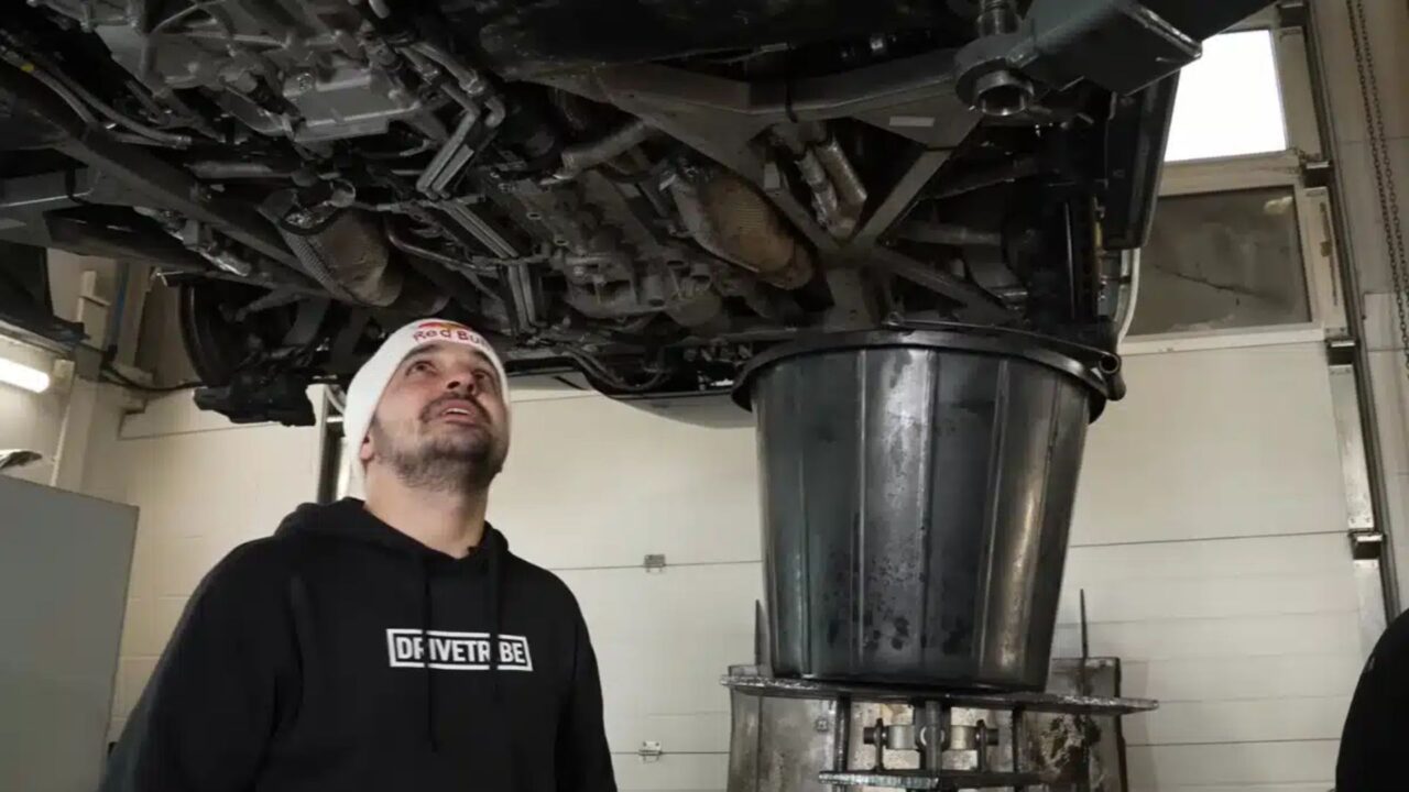 Why an Oil Change on a Bugatti Veyron Costs Almost $25,000 - Modern Car ...