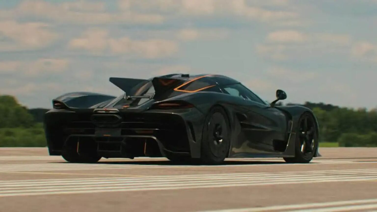 Koenigsegg Jesko Absolut Sets Standing Half-Mile Speed Record, Hitting ...
