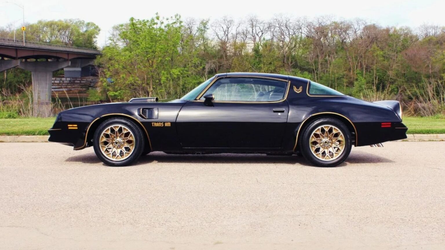 Restomod 1978 Pontiac Trans Am Fetches $285K at Auction - Modern Car ...