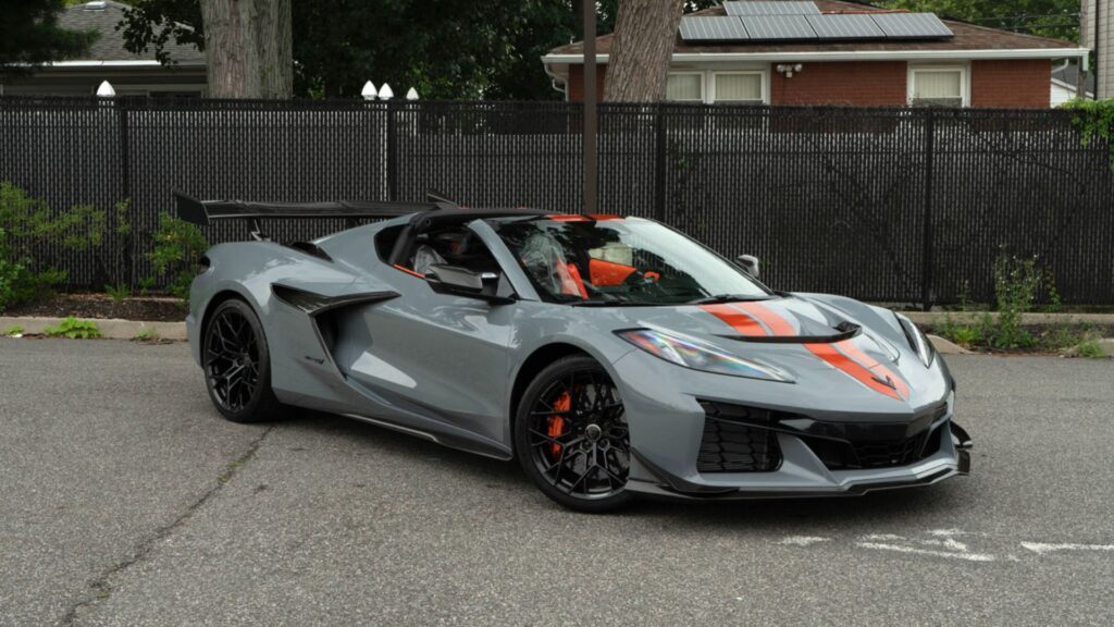 1,064-HP 2025 Corvette ZR1 With Just 7 Miles Hits the Market in New ...